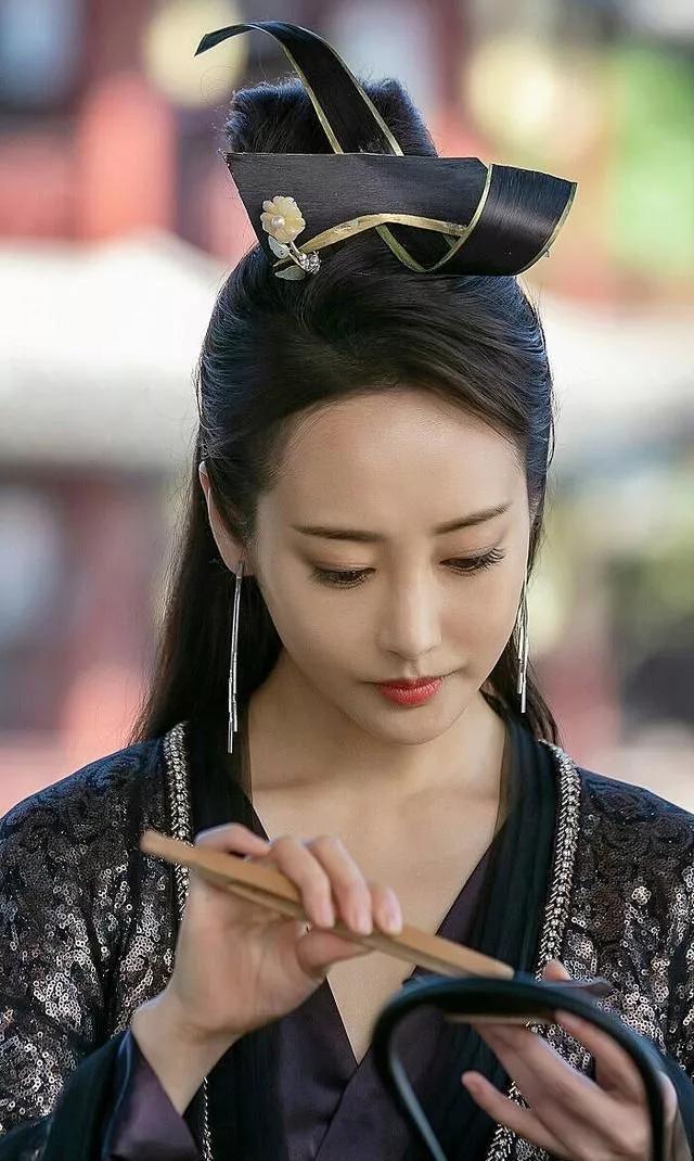 Li Chun: He acted in "The Thirteen Hairpins of Jinling" when he debuted ...