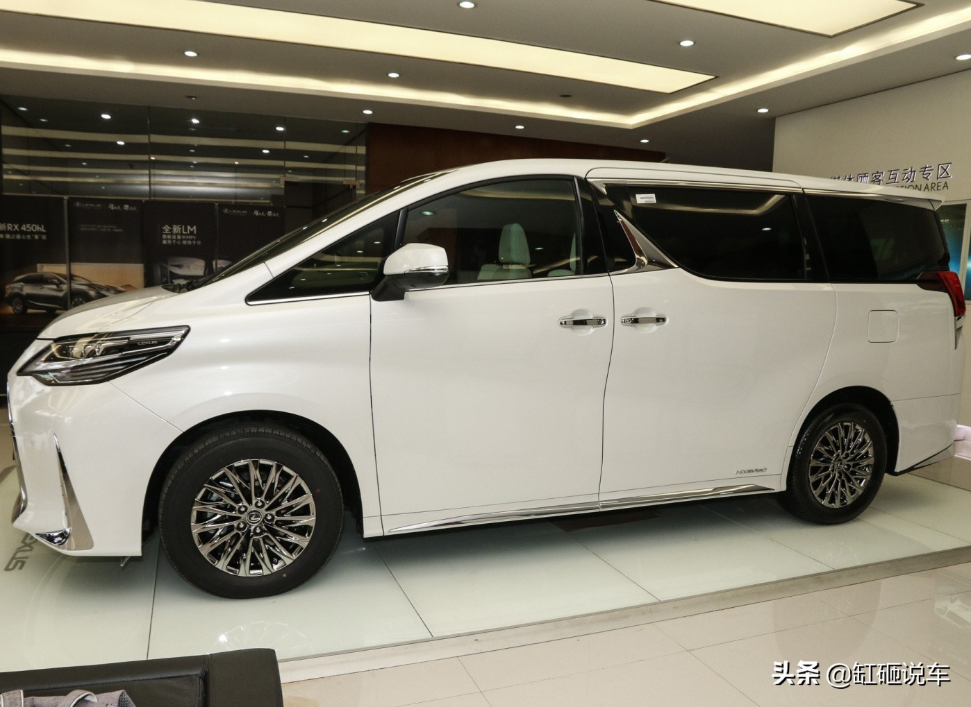 The ceiling of the Japanese MPV is very elegant, and the stars love to ...