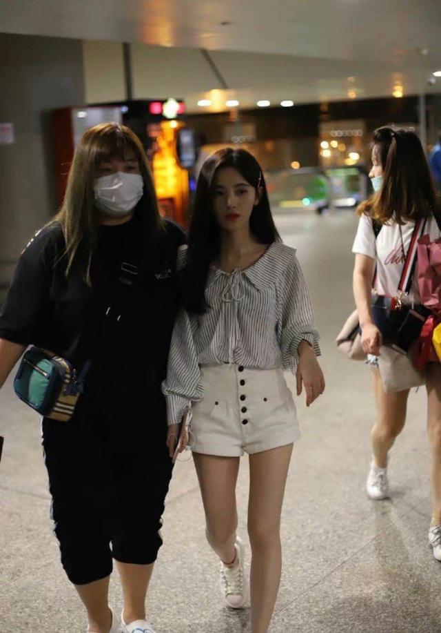 Ju Jingyi is petite, but she knows how to wear it. She can even handle ...
