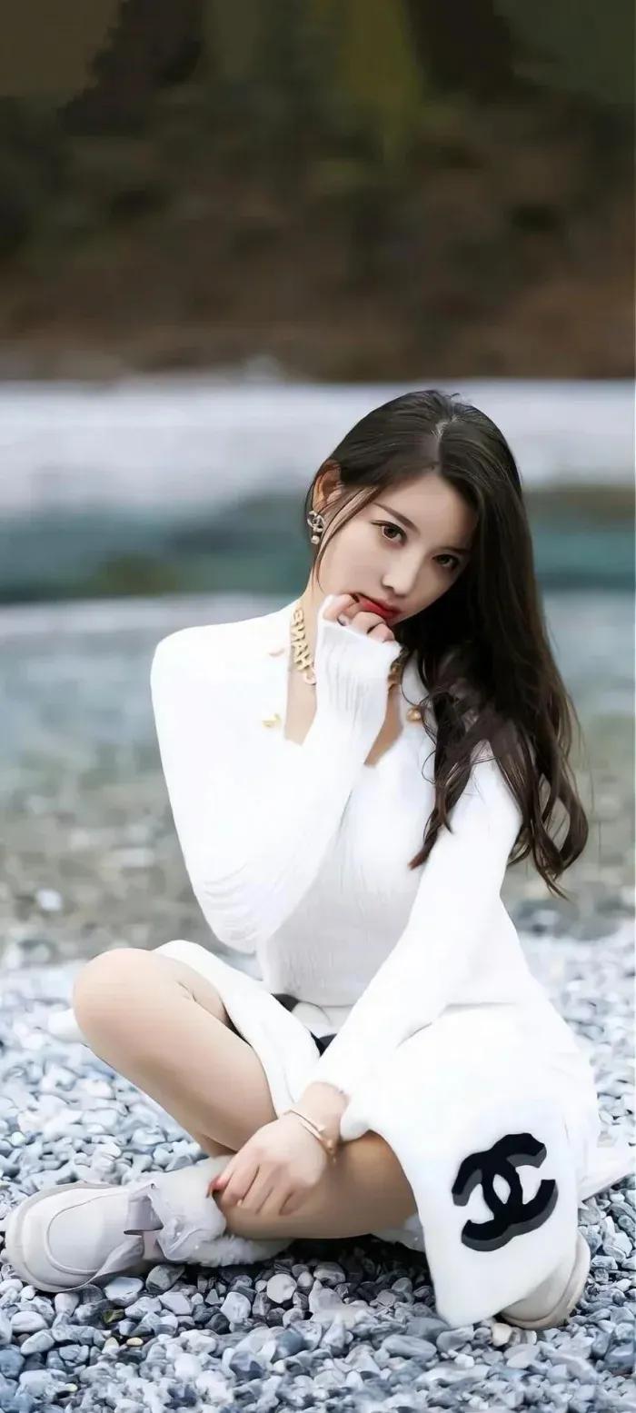 Young model Yang Chenchen, the real goddess of temperament - iNEWS