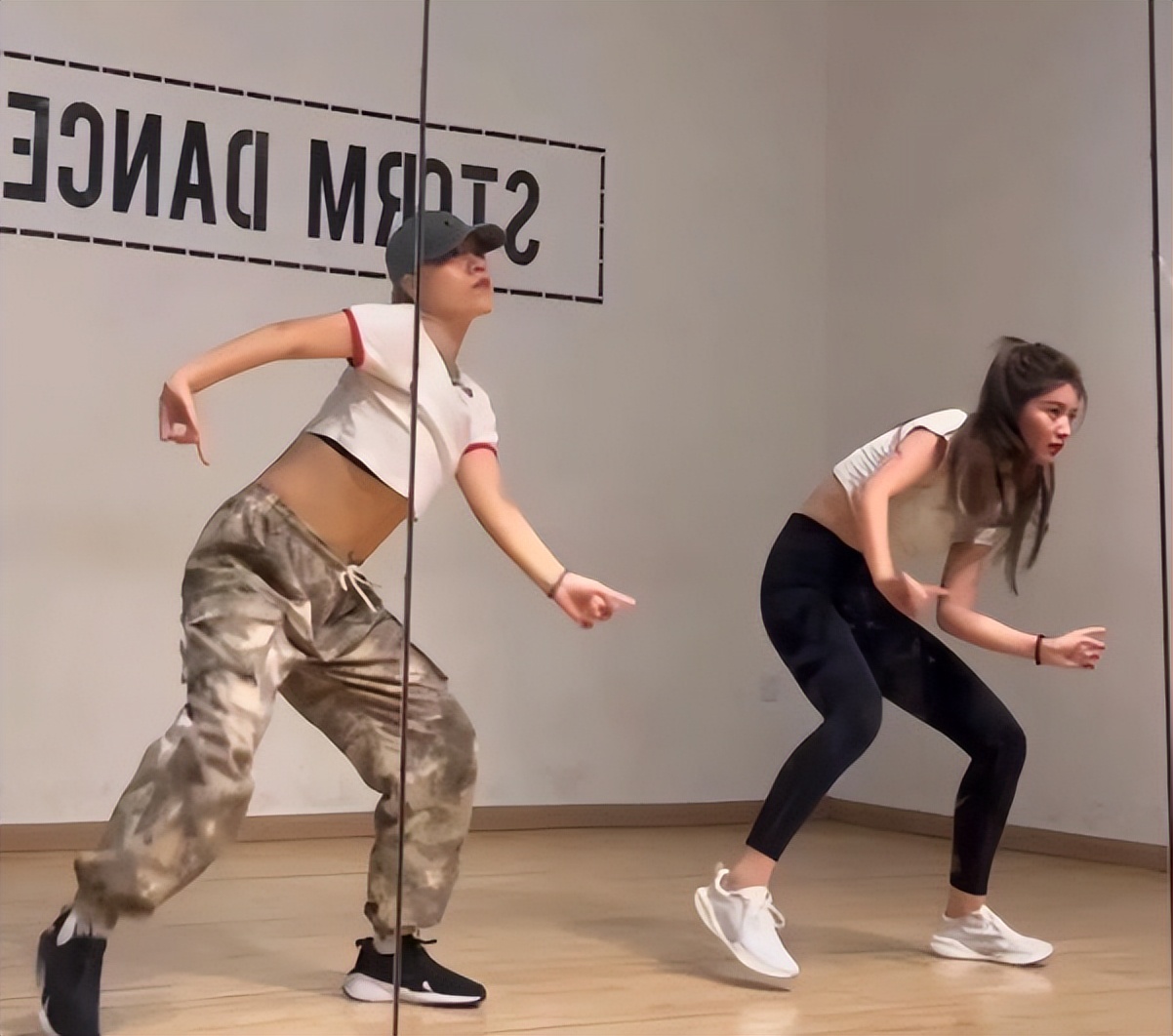 Kong Ruchun posted a video of dancing, stooping down and hunched over ...