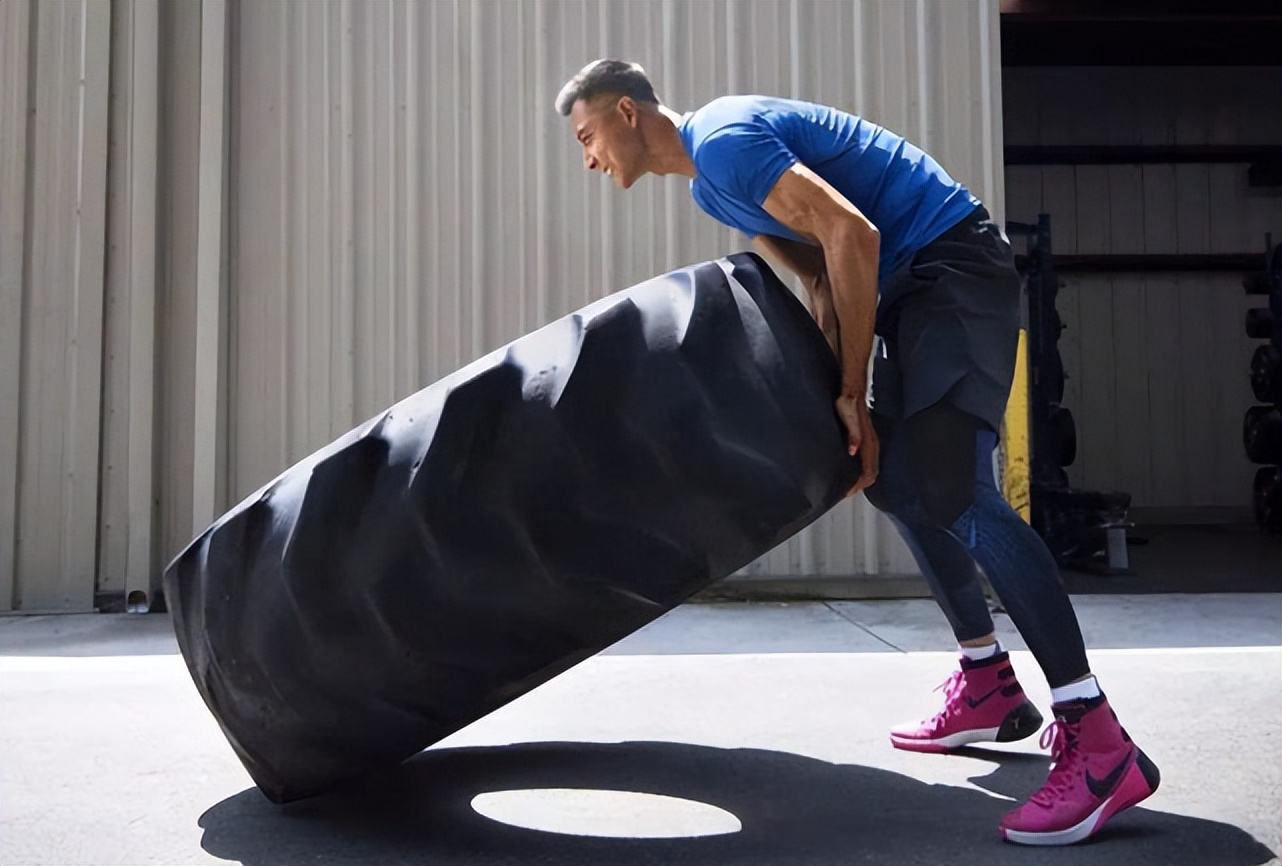 James pushes the tires, Yi Jianlian pushes the tires, Zhou Qi pushes ...