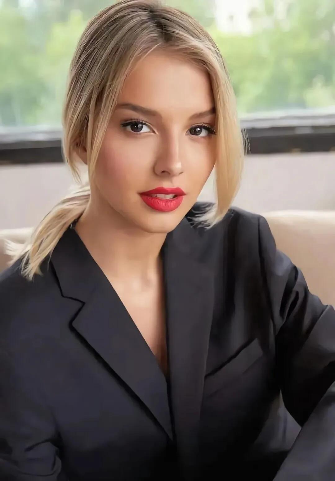 Very beautiful foreign female star, who knows her name? - iNEWS