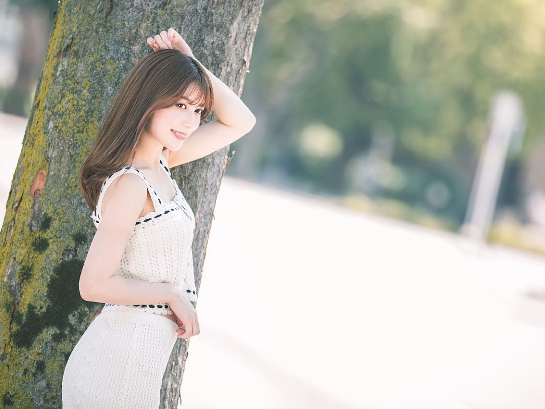 Xueping Li Left: A gravure model with nine heads and an ant waist - iNEWS